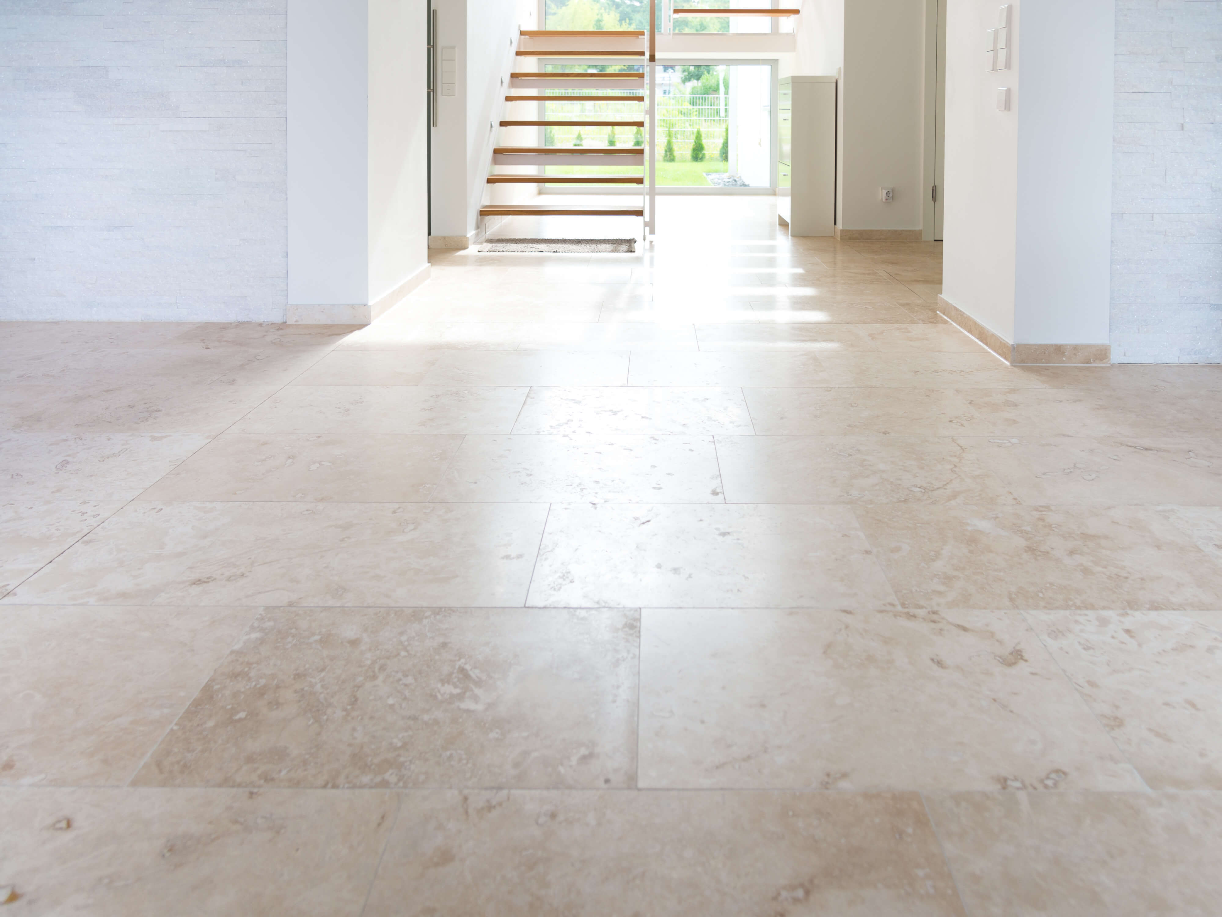 Travertinfliese Classic Light – stonenaturelle Natursteinböden